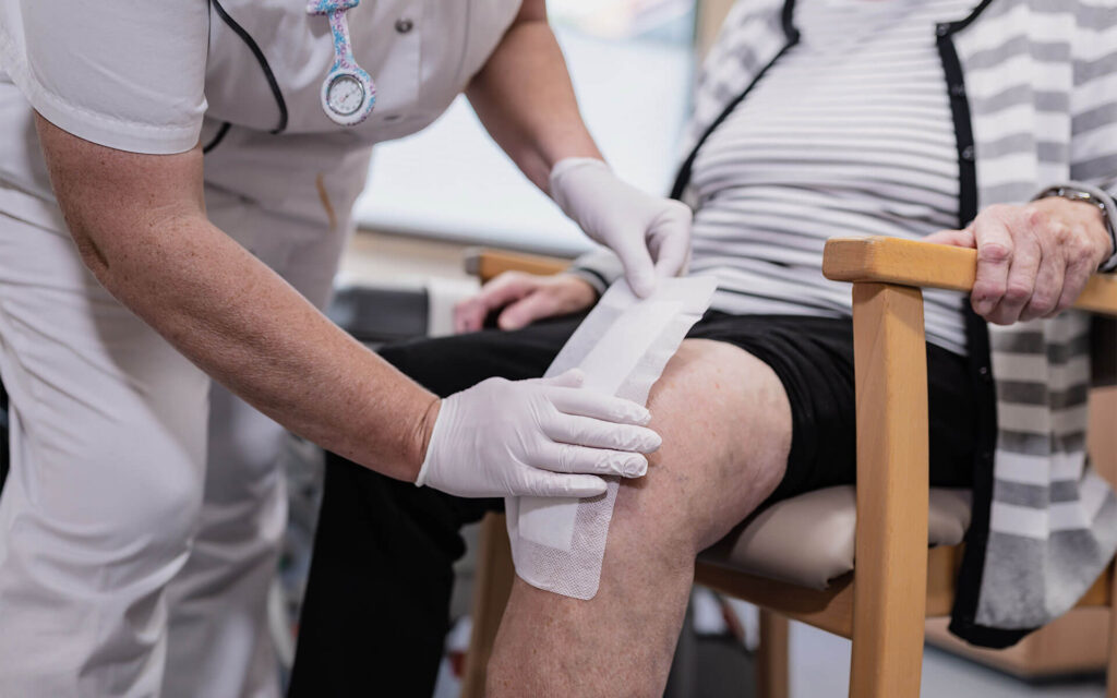 Knie-OP: Erkrankungen, Verfahren, Alltagstipps & Reha